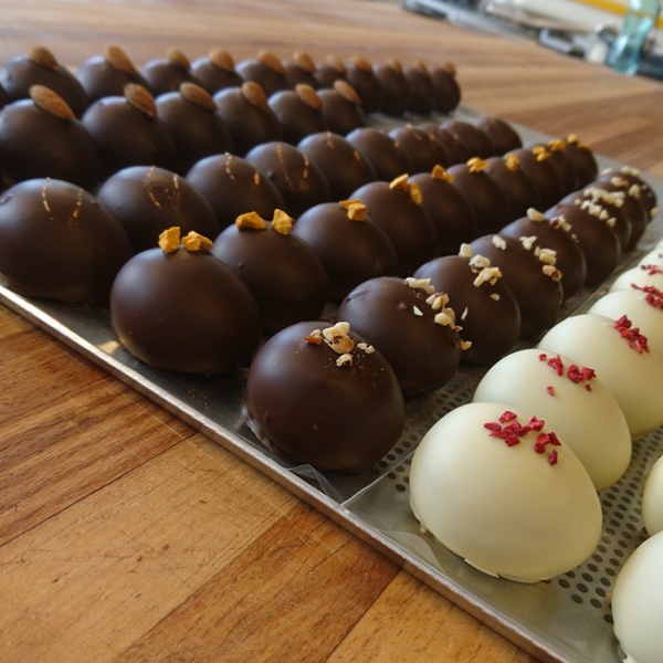 Påskeæg 6 stk indpakket til firmagave | Bryllupskager fra Kageriget i ...